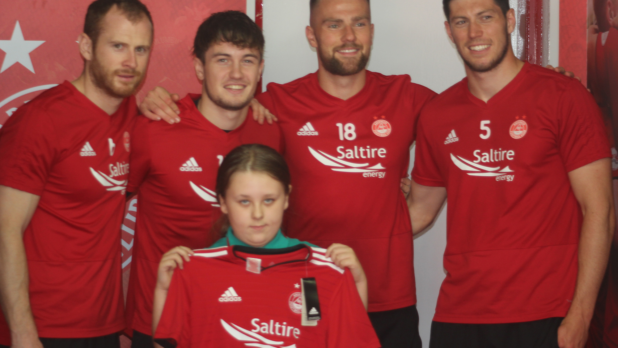 Aberdeen FC | Dons supporter receives shirt from DNA member
