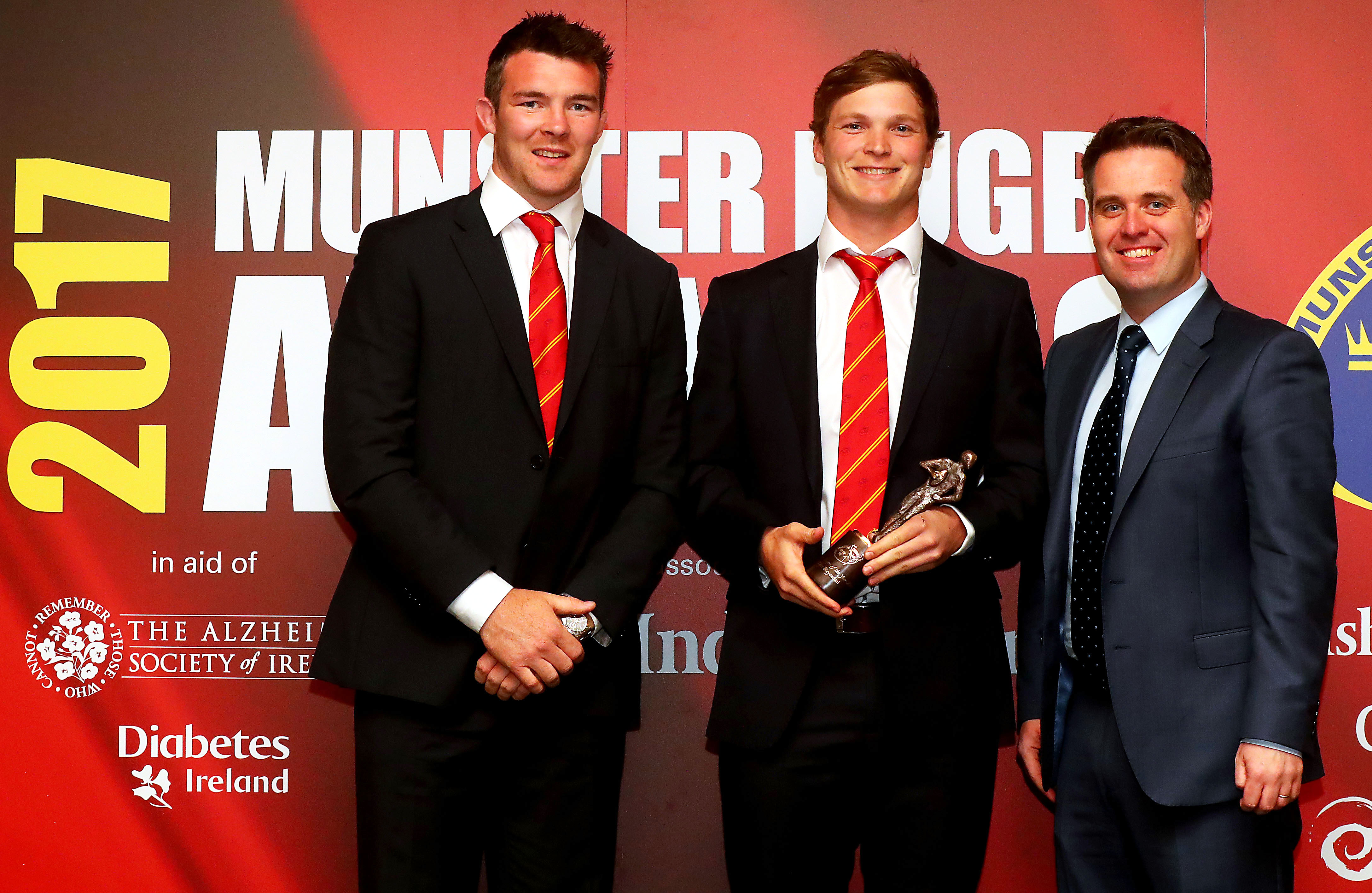 Munster Rugby | Tyler Bleyendaal is presented with the award by Peter O’Mahony and Geoff Lyons 4 ...
