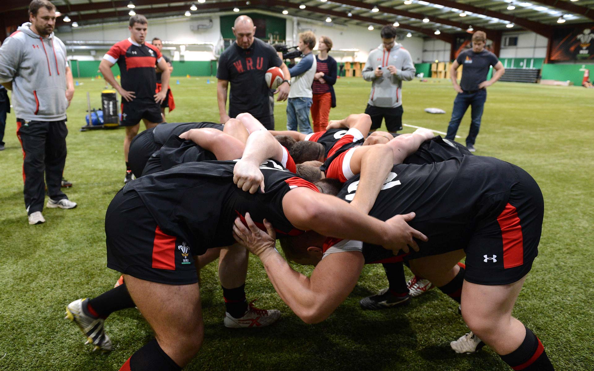 Welsh Rugby Union | Wales & Regions | McBryde oversees scrum clinics