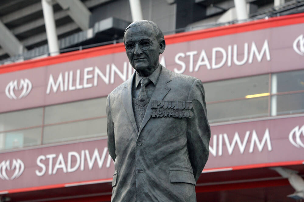 Welsh Rugby Union - Sir Tasker Watkins sculptor Roger Andrews to be ...