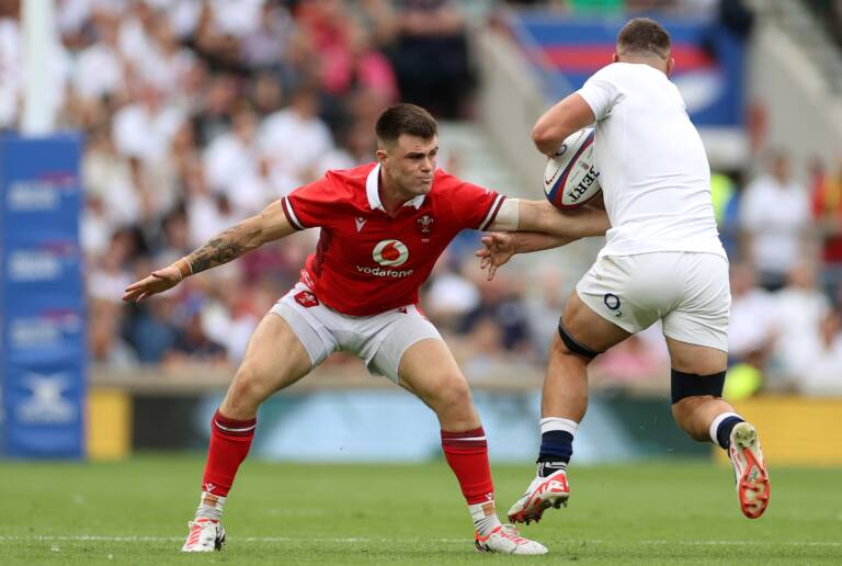 Welsh Rugby Union | Wales & Regions | Roberts becomes centre of attention