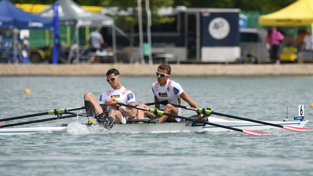 What happens to the body during a rowing race - World Rowing