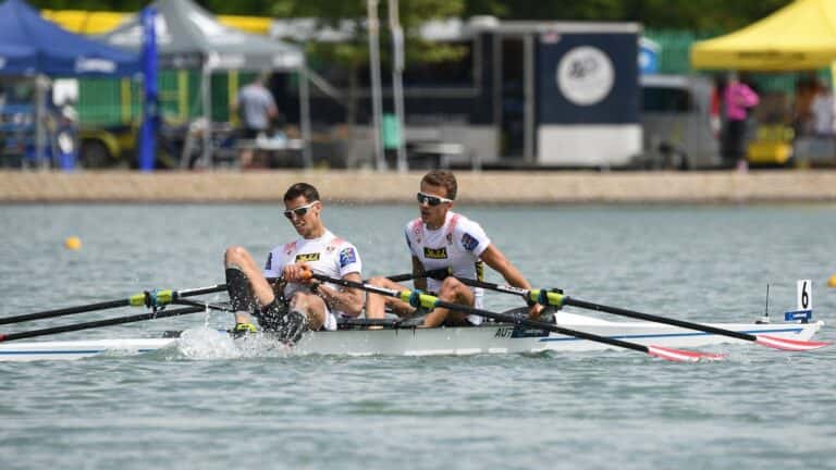 What happens to the body during a rowing race - World Rowing