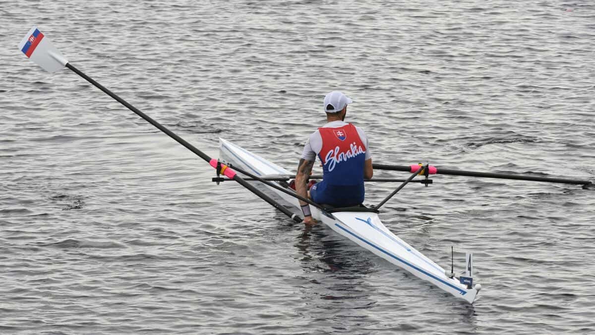 Show off your rowing tricks ! - World Rowing